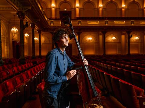 Contrabassist Nicholas Schwartz: ‘Je ontwikkelt je pas echt als je met ...
