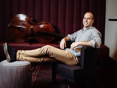 Contrabassist Théotime Voisin: ‘Mijn bas groeide letterlijk met me mee ...